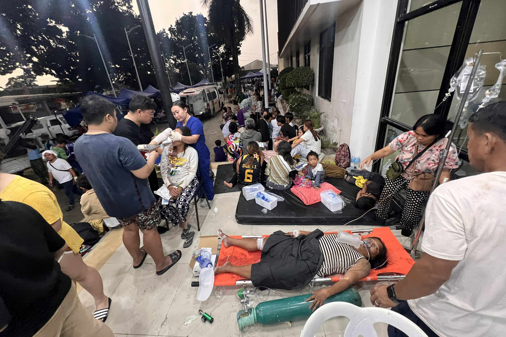 Strong earthquake kills 31 people in a central Philippine region hit by ...