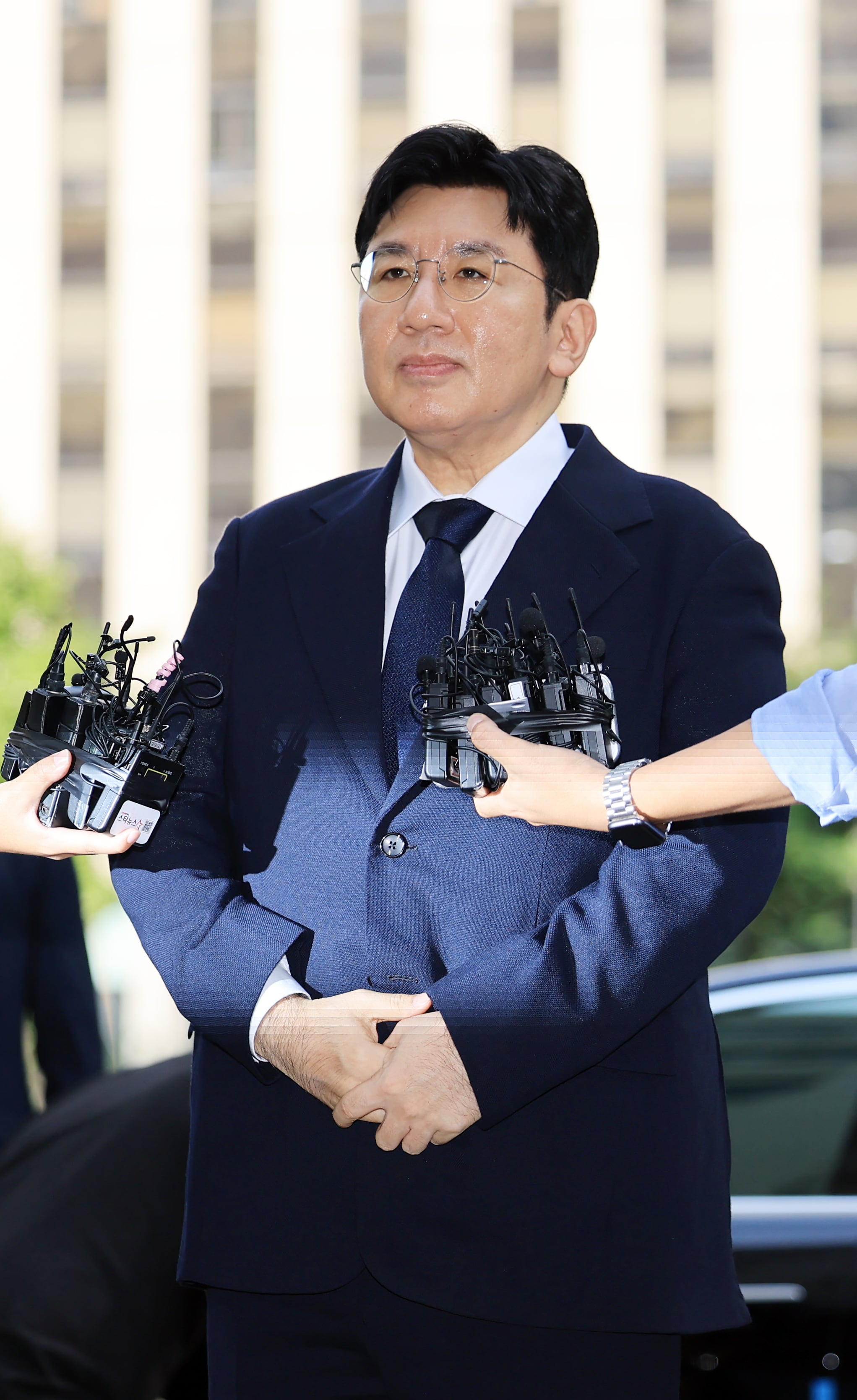 Police Ban Travel for HYBE Chairman in 200 Billion Won Probe