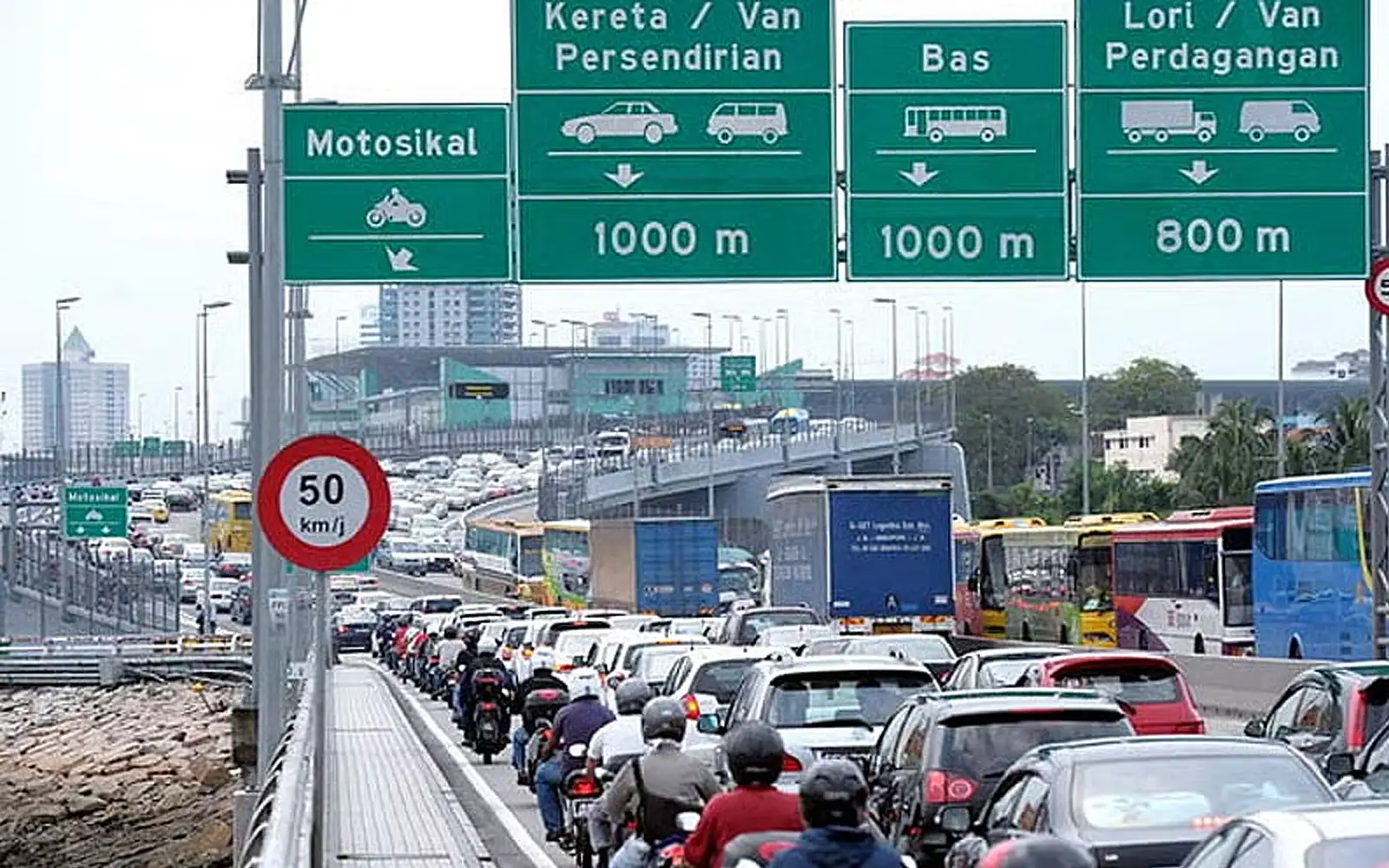 Liew clarifies STR eligibility for Malaysians crossing into Singapore