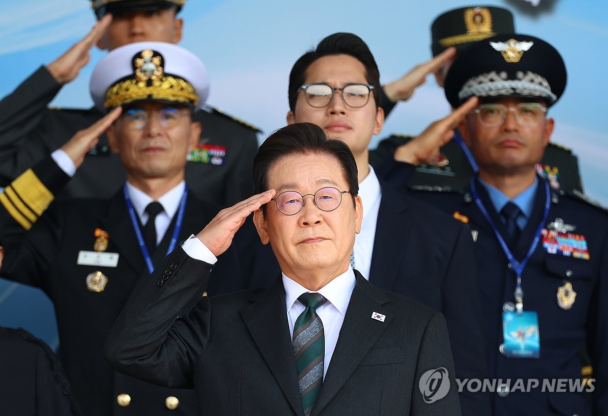 (2nd LD) Lee vows to build 'strong, self-reliant' military to cope with ...