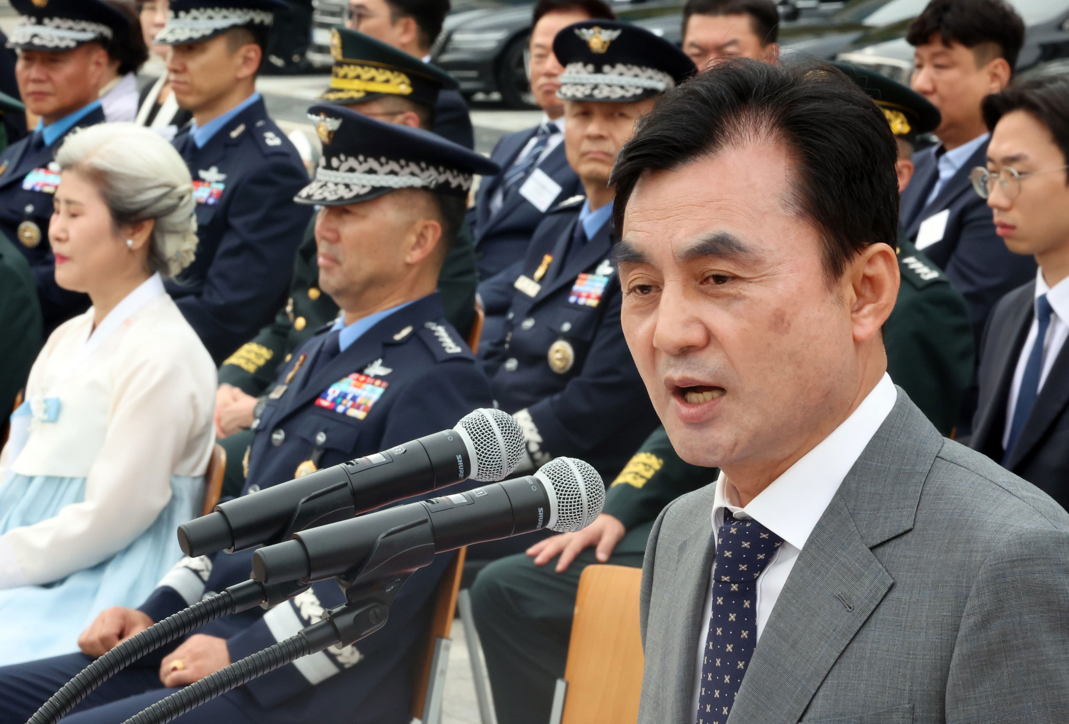 Defense Minister Ahn Gyu-back Plans 350,000 Active-Duty, 150,000 Outsourced Troops