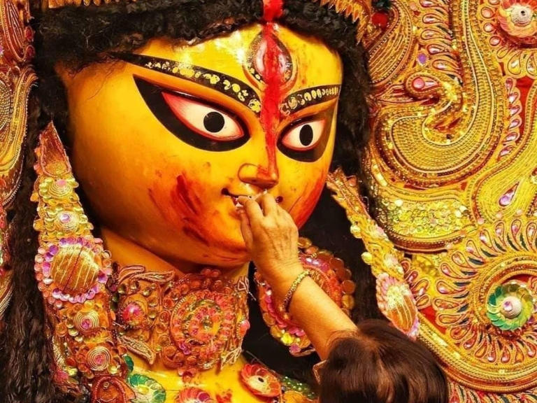 बंगाल में क्यों होता है सिंदूर खेला जानें मां दुर्गा की विदाई पर क्यों