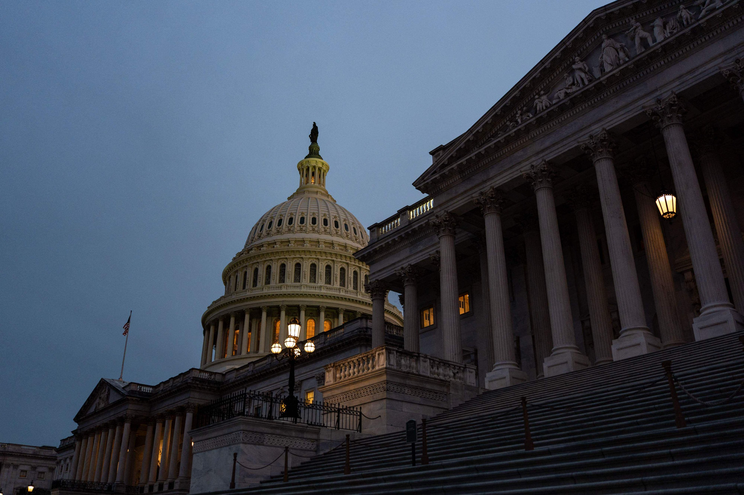 Yhdysvalloissa alkoi liittovaltion hallinnon sulku – vain ...