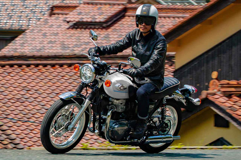 美しきレトロモダン！ カワサキ「W800」2026年モデルのカラー＆グラフィックが変更され11月1日に発売予定