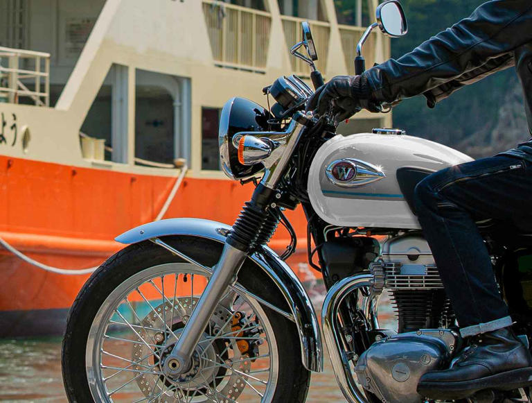 美しきレトロモダン！ カワサキ「W800」2026年モデルのカラー＆グラフィックが変更され11月1日に発売予定