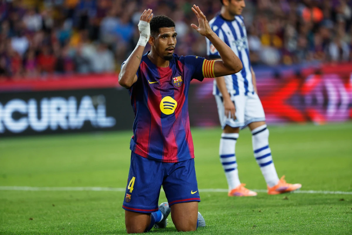 FC Barcelone: Un anglais réclame la tête de Ronald Araujo
