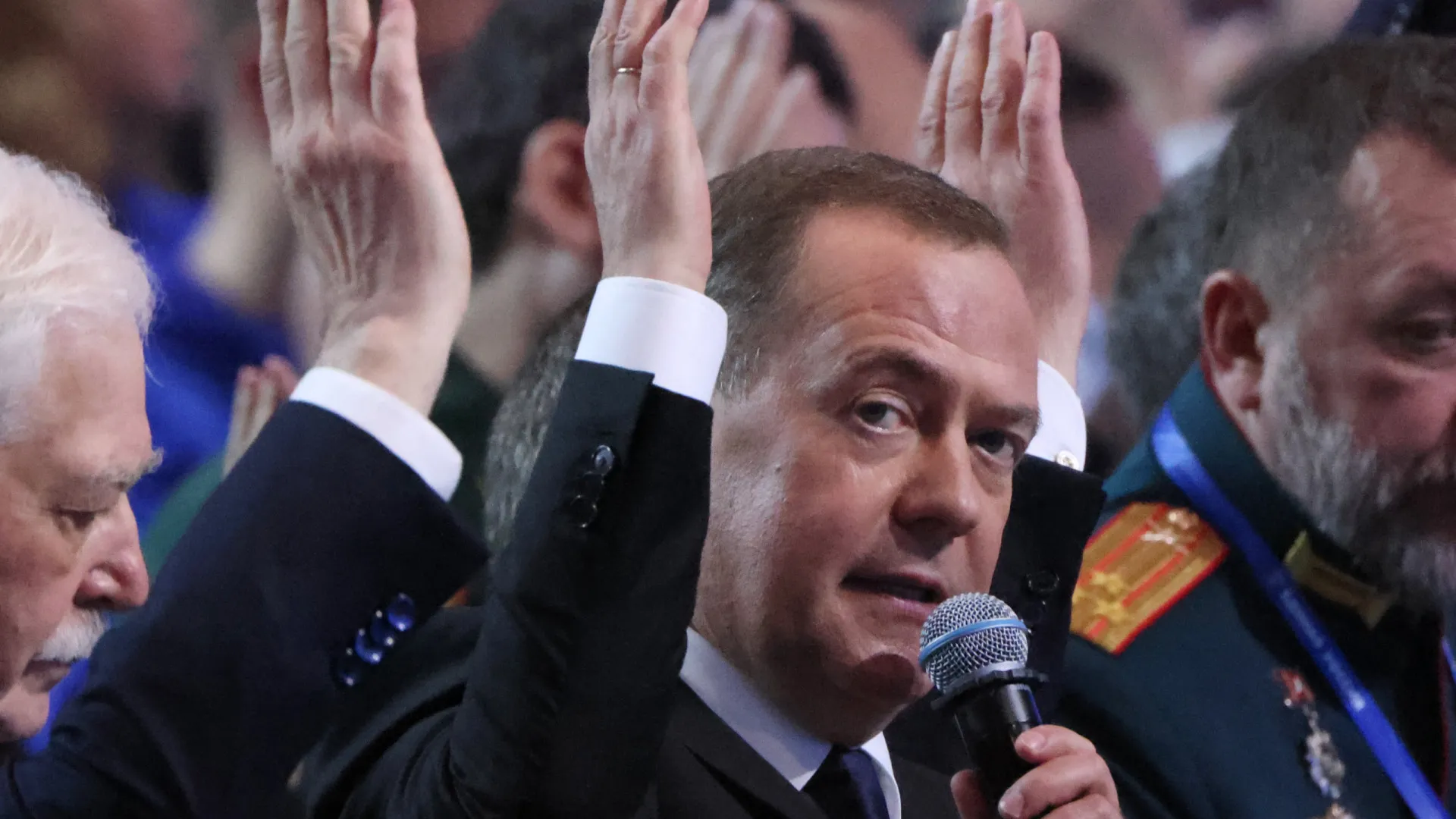 Medvedev ironiza a fala de Trump sobre submarinos nucleares