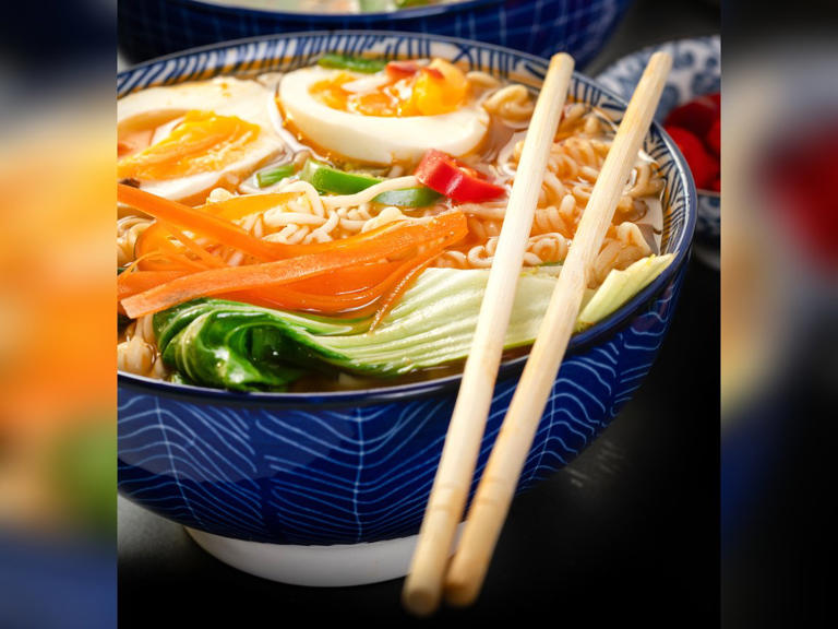 Japanischer Suppentopf: Würzige Ramen mit Bio-Ei und Gemüseeinlage