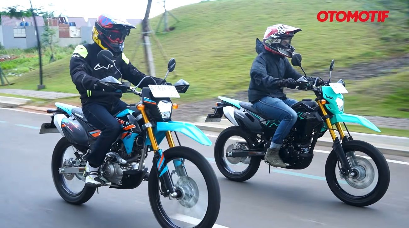 Mau Trail atau Supermoto? Nih Beda Harga dan Spek Kawasaki KLX150 Vs KLX150SM Terbaru