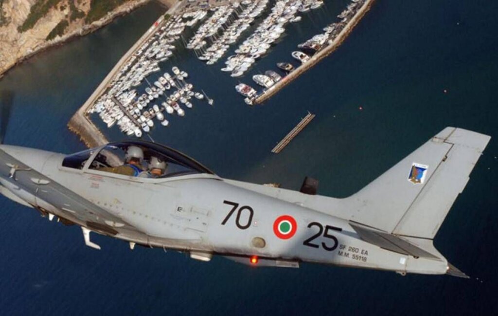 Aereo biposto dell'Aeronautica militare precipitato a Sabaudia, due ...