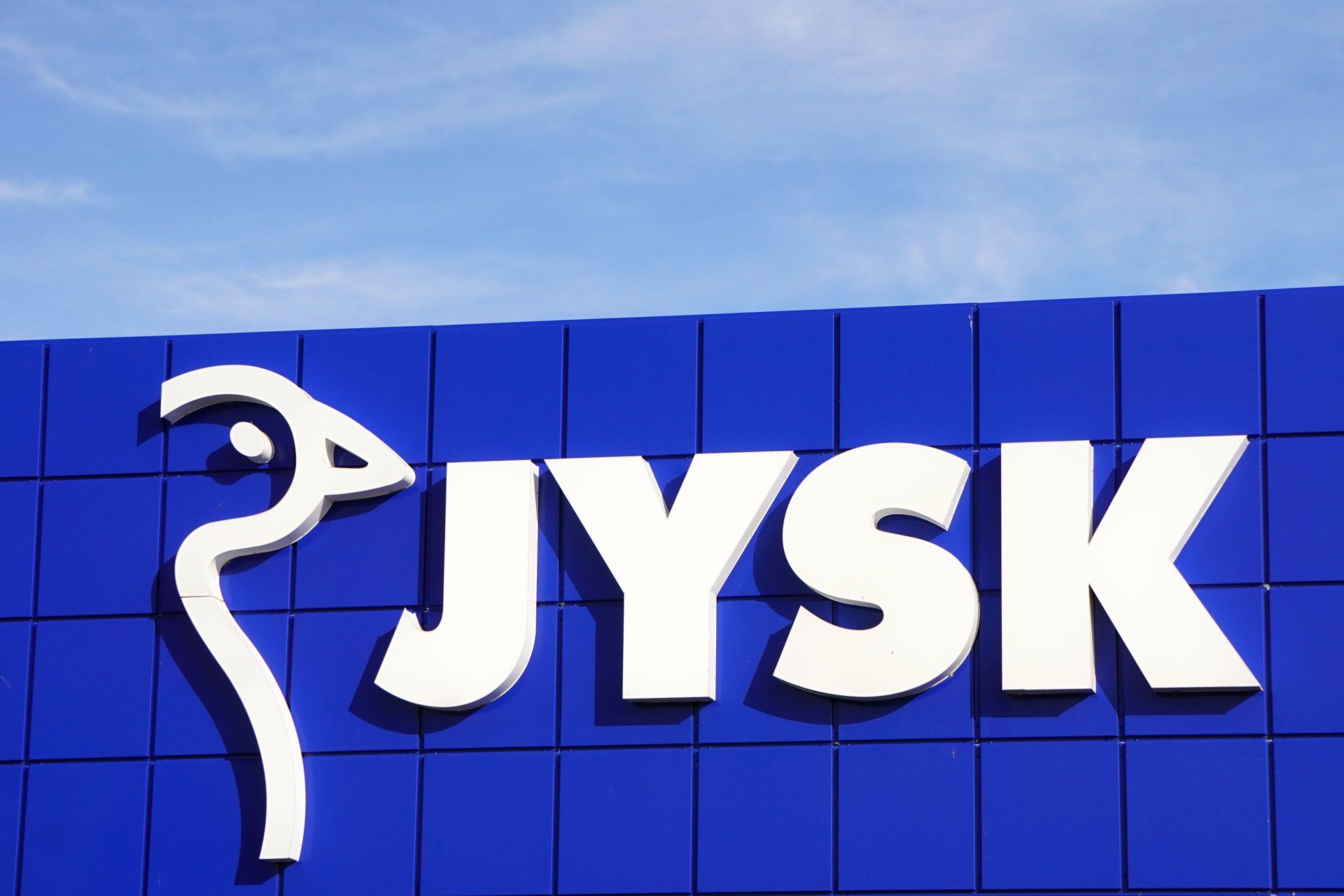 Bei Jysk gibt es das perfekte Flausch-Kissen für deine kuschelige Couch!