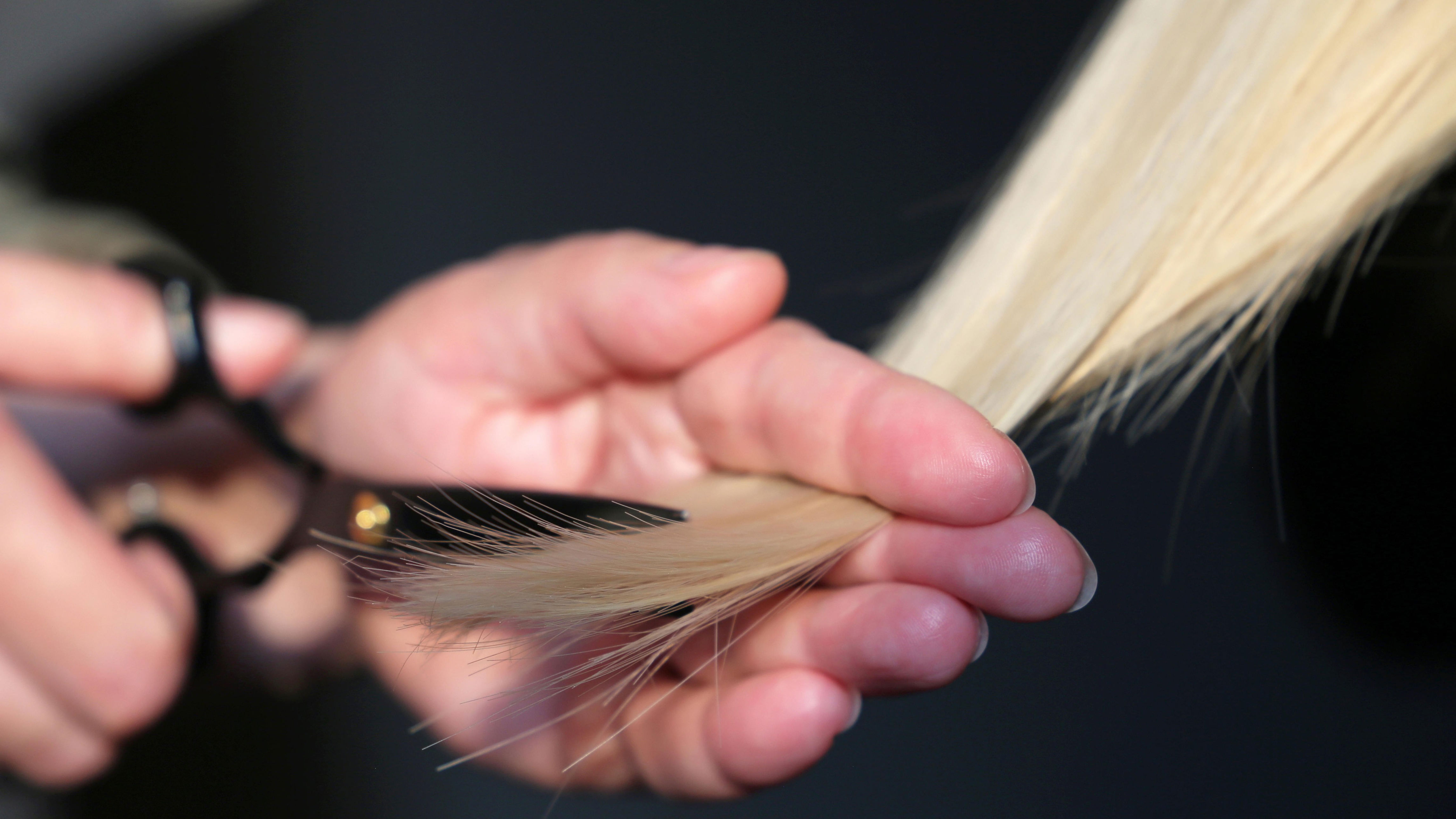 Swobodna i efektowna. Ta wyrazista fryzura będzie hitem nadchodzącej zimy