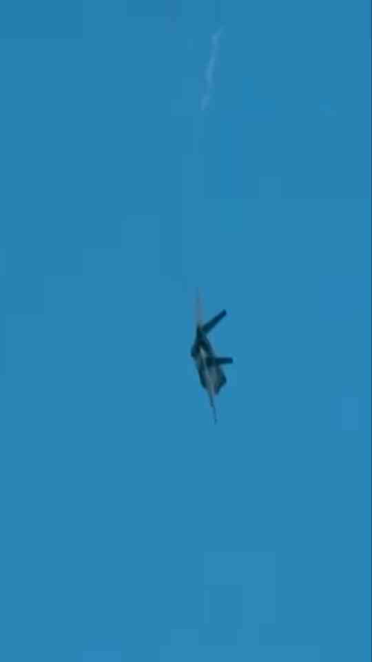 F-35 fighter jet's daring aerial display - must-see maneuvers!