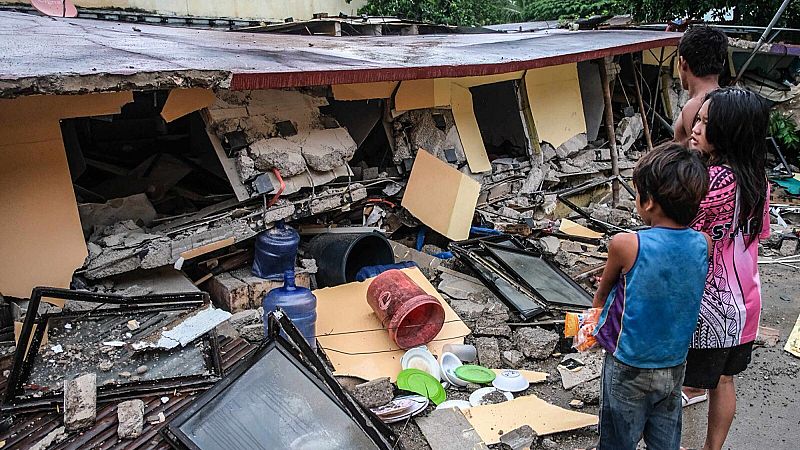 Strong earthquake shakes central Philippines and triggers local tsunami ...