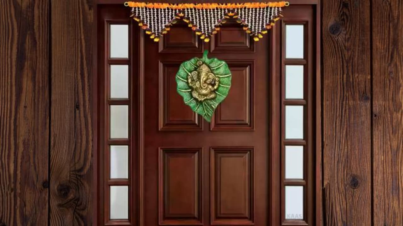 Vastu Tips: ఇంటి గుమ్మం ముందు ఇవి పెడితే.. లక్ష్మీదేవి కాదు, దరిద్ర ...