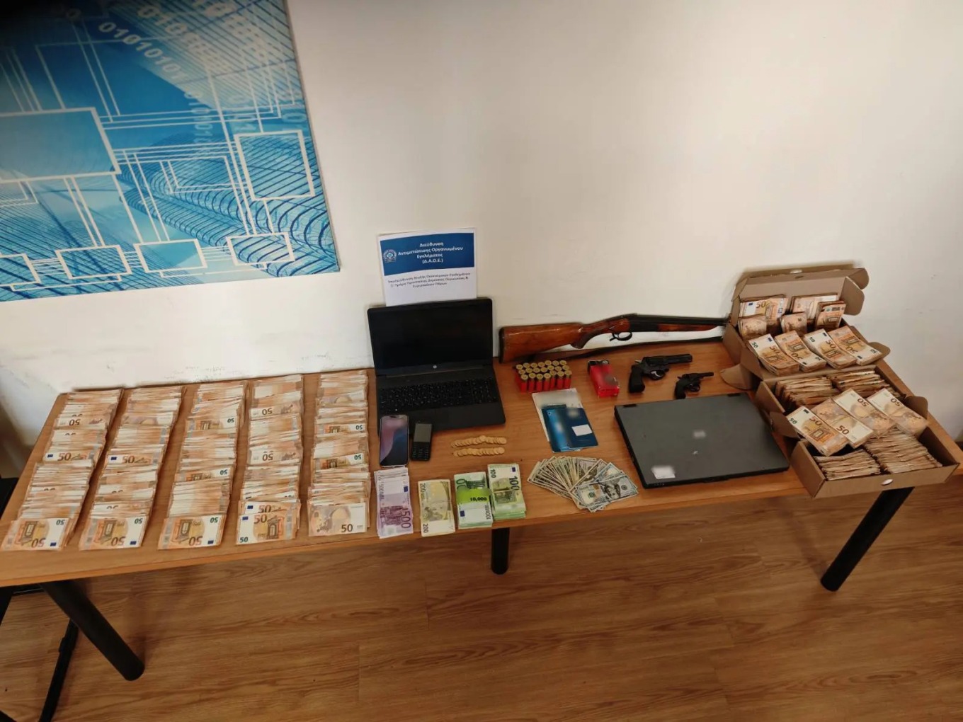 Μέσα σε πλαστικές σακούλες έβαζε τα 50ευρα το κύκλωμα με τις επιστροφές ...