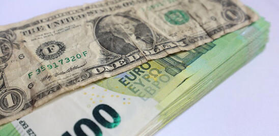 Giù il dollaro e nuovo record per l'oro: l'effetto dello shutdown sui ...