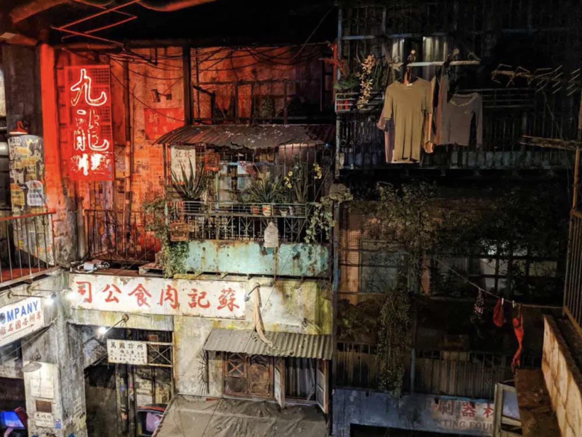 The Walled City of Kowloon: Photos of Life Inside