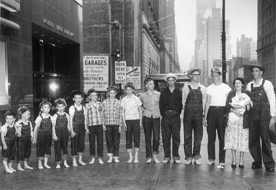 20 Vintage Photos That Capture the Daily Life of Big Families