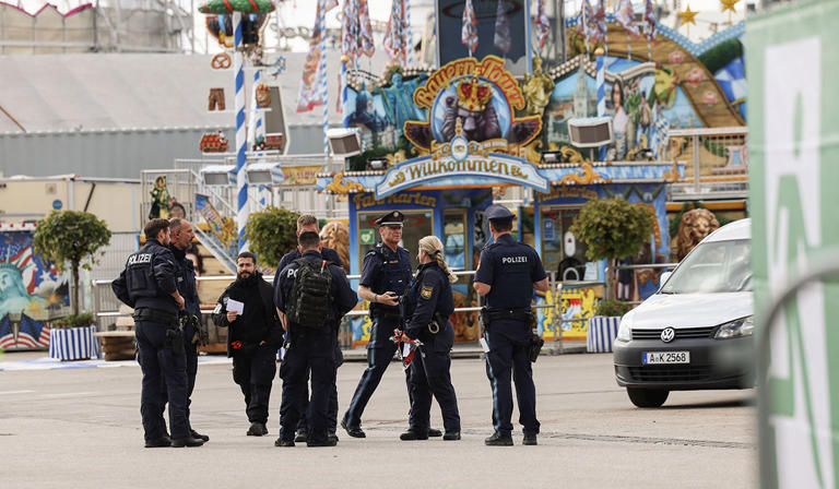 Munich Oktoberfest closed down over bomb threat and fire