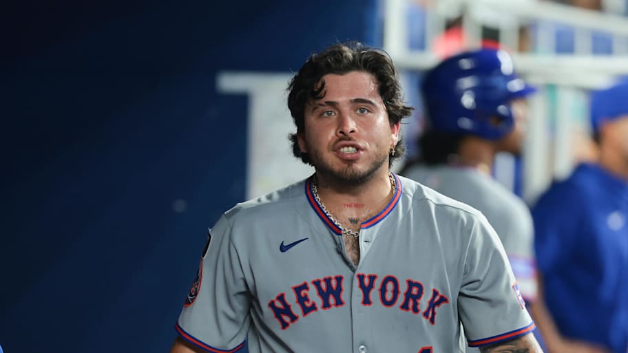 Mets' catcher to undergo thumb surgery after playing through injury