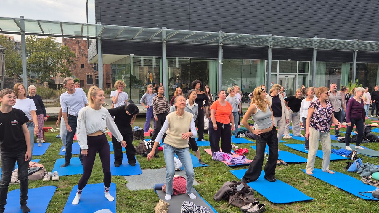 Ingeborg en 100-tal mensen mediteren samen in Gent om 'Week van de Veerkracht'af te trappen