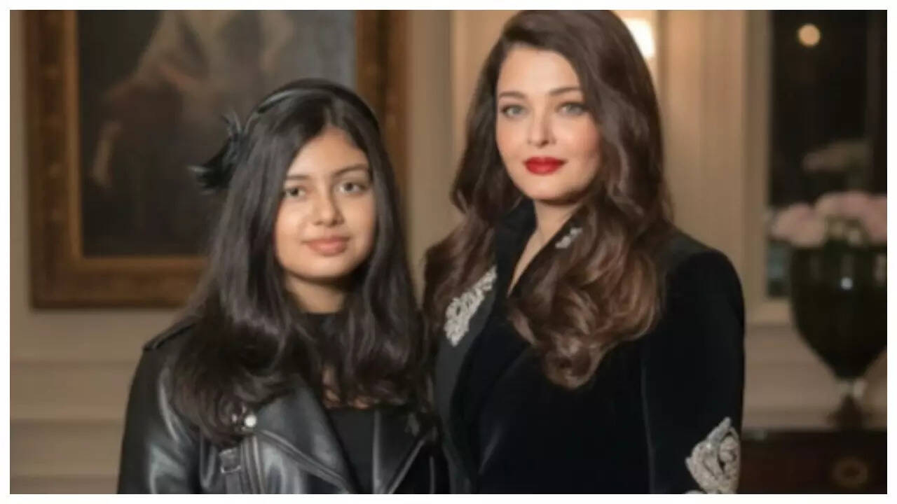 Aaradhya Bachchan joins mom Aishwarya Rai Bachchan backstage in Paris; photos and videos go ...