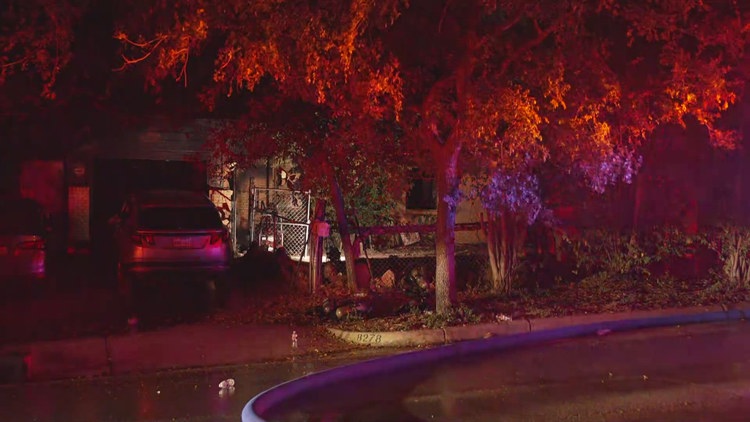 1 person killed, another critically injured in West Fort Worth house fire