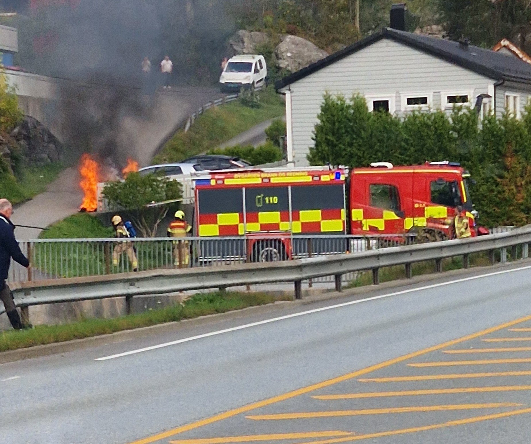 Bil slukt av flammer