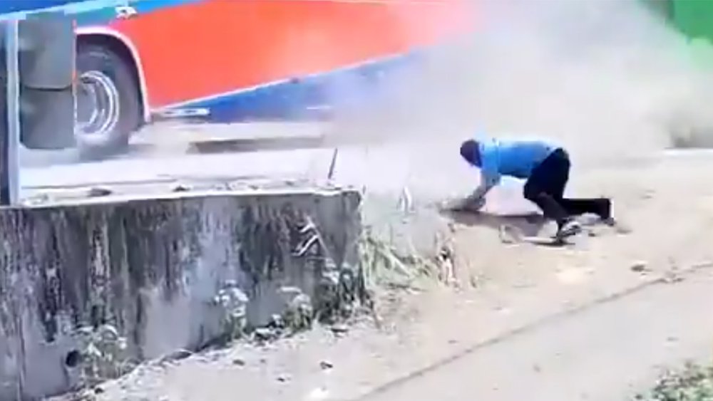 At the last second: Driver jumps out of crashing bus