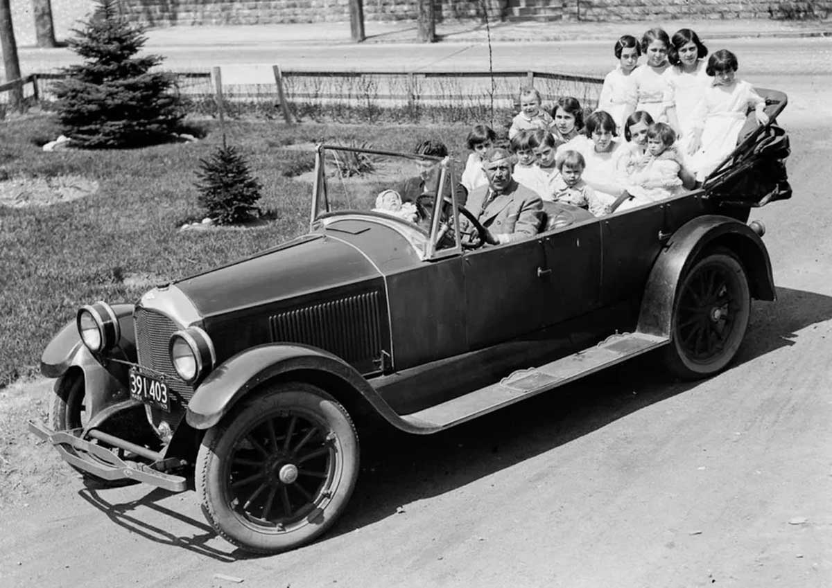 20 Vintage Photos That Capture the Daily Life of Big Families