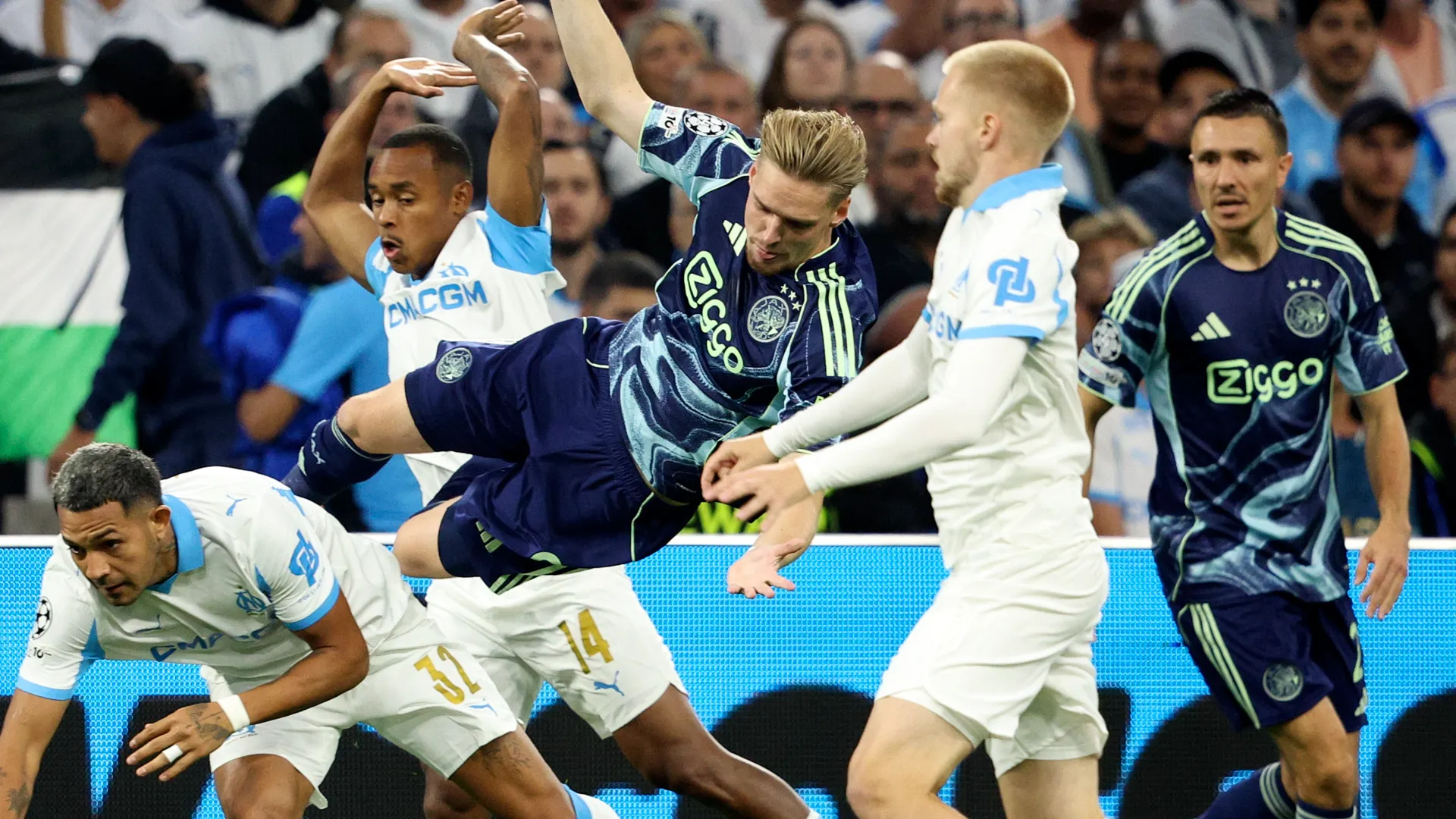 Sieht aus wie ein Wrestling-Move: Fotos vom Kampf, an dem drei Sportler beteiligt waren