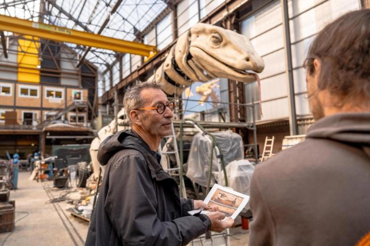 La compagnie nantaise La Machine crée un varan destiné à Calais
