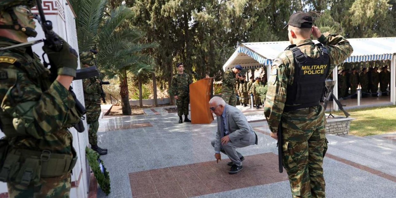 Κακλαμάνης: Γονάτισε μπροστά στο μνημείο πεσόντων της τουρκικής ...