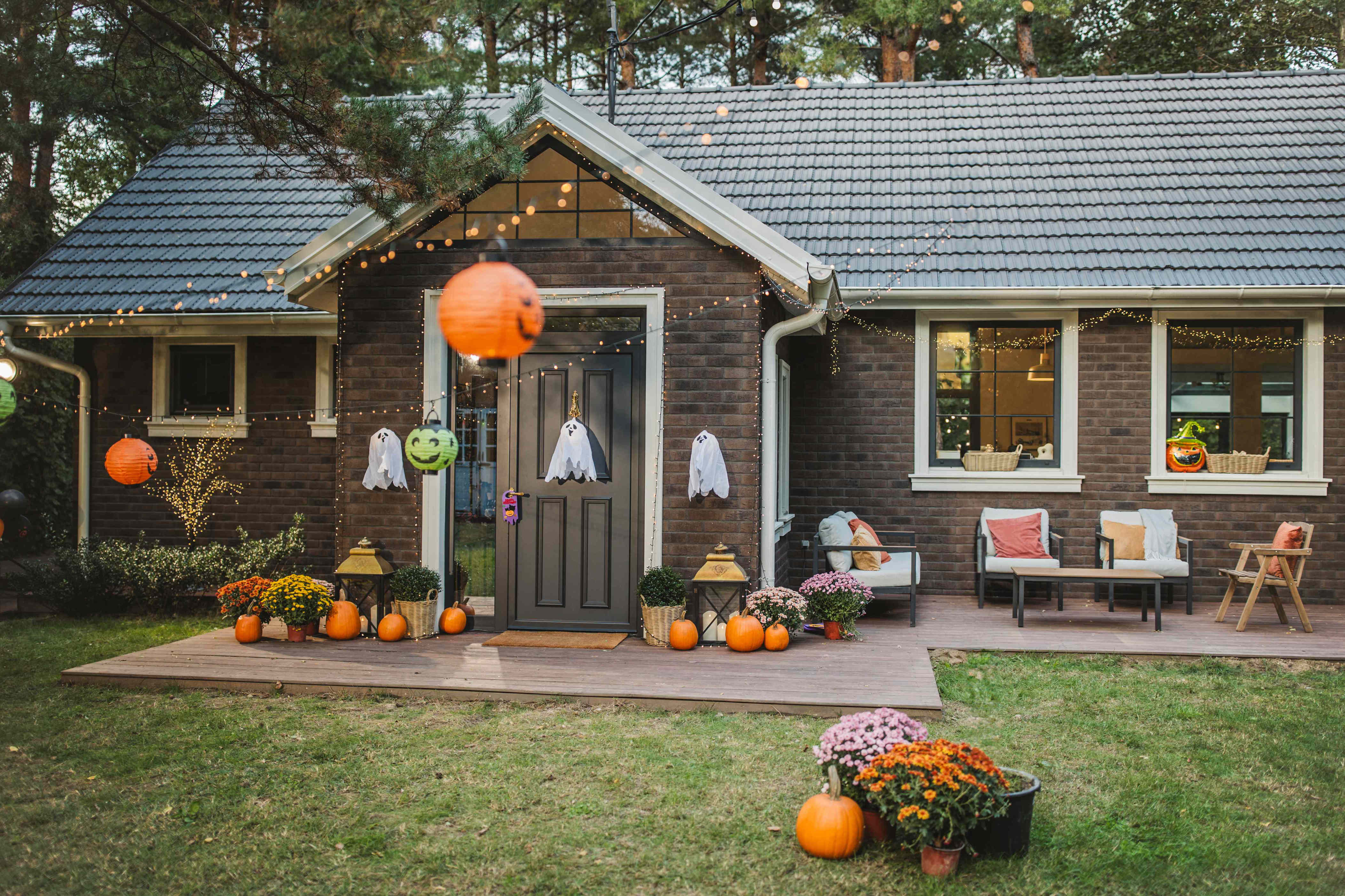 6 Tacky Halloween Decor Pieces That Instantly Make a Home Look Bad ...