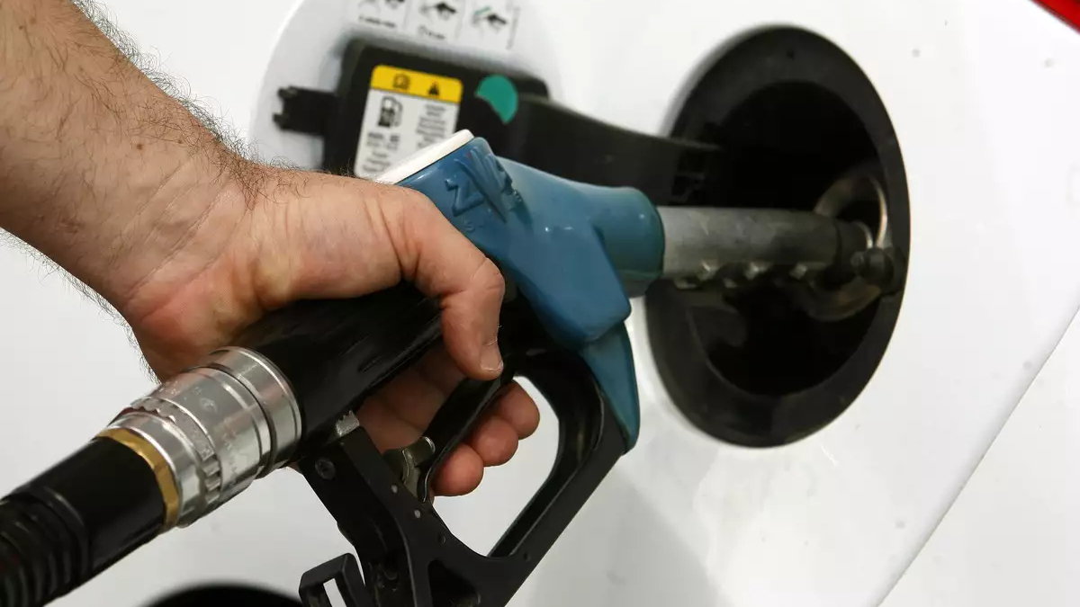 Θεσσαλονίκη: Βενζινοπώλης χώρεσε 47 λίτρα καυσίμου σε… 45άρι ντεπόζιτο
