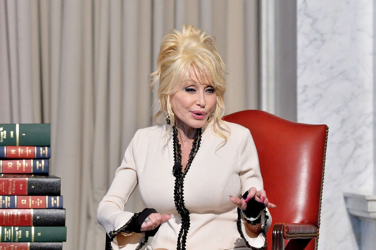 Dolly Parton reading program expands to 3 Illinois counties