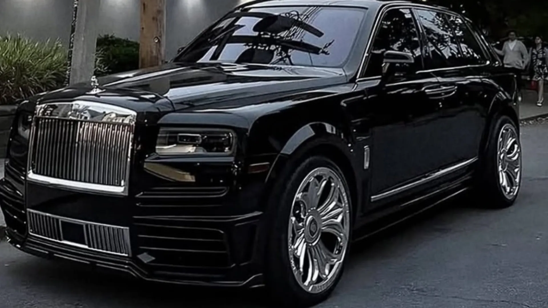 Rapper Drake is eigenaar van ‘s werelds enige Chrome Hearts Rolls-Royce ...