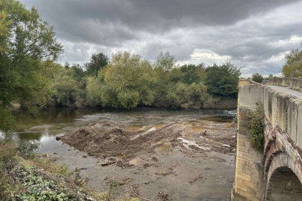 Work begins on clearing 600 tonnes of debris from under Wrexham bridge