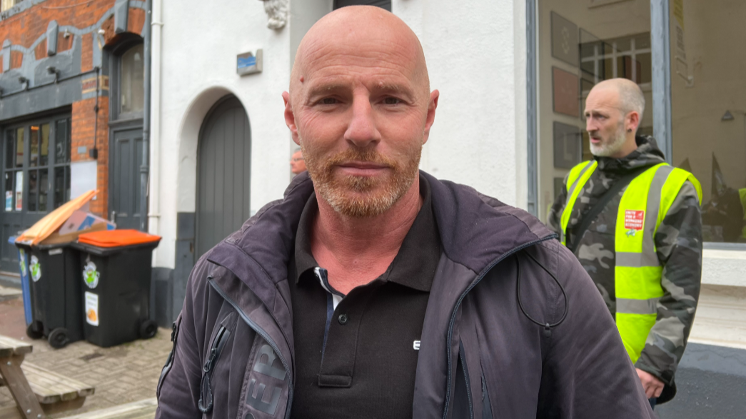 Bin workers protest outside home secretary's office