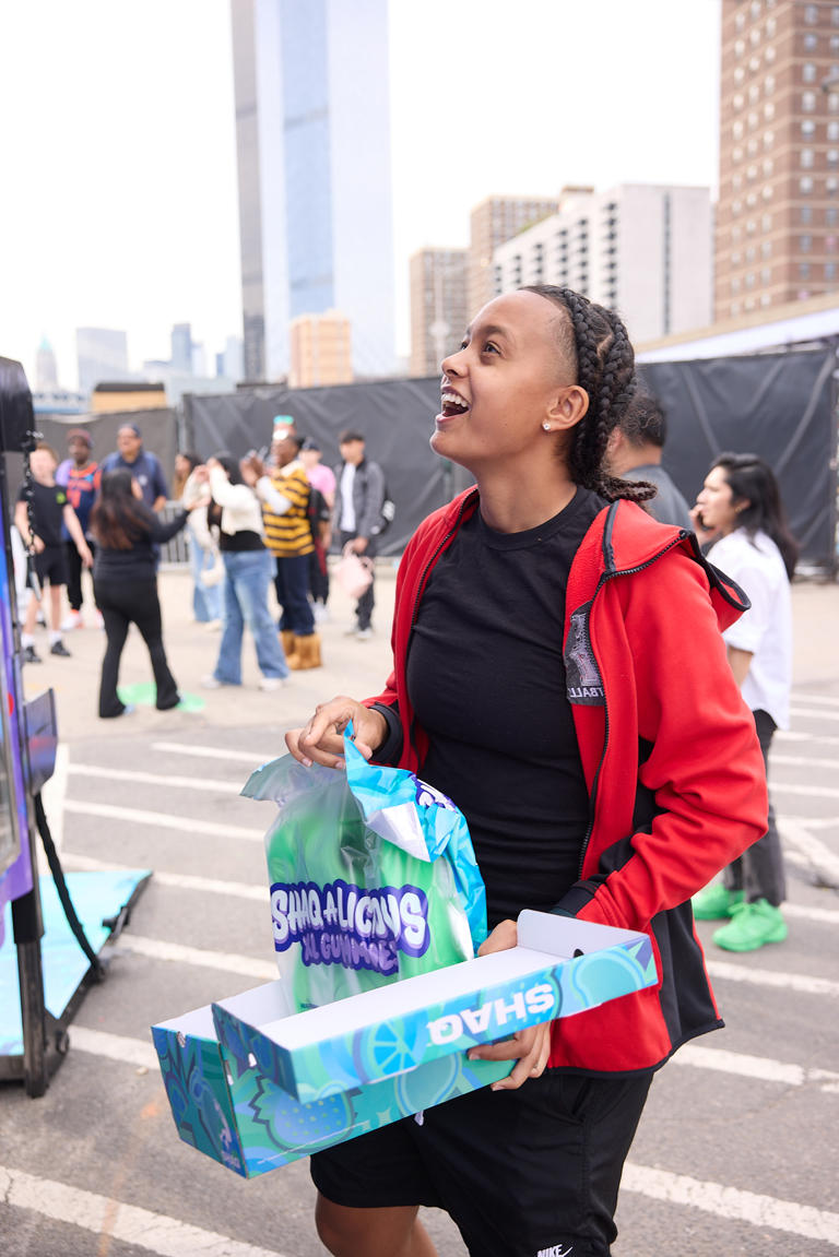 Shaquille O’Neal surprises fans with exclusive sneakers, taking to NYC ...