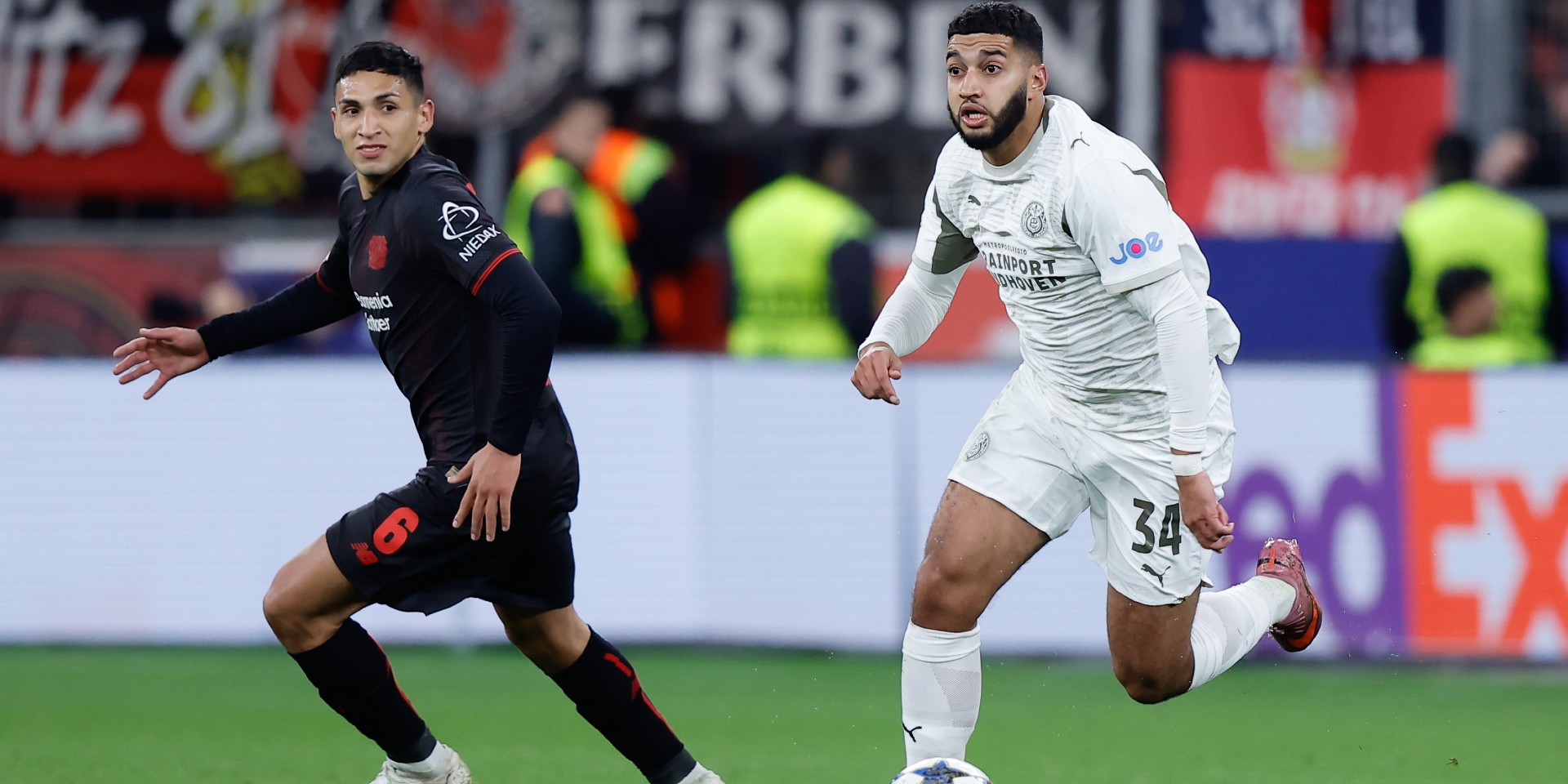 Opmerkelijk: PSV-speler komt te laat voor tweede helft in Leverkusen