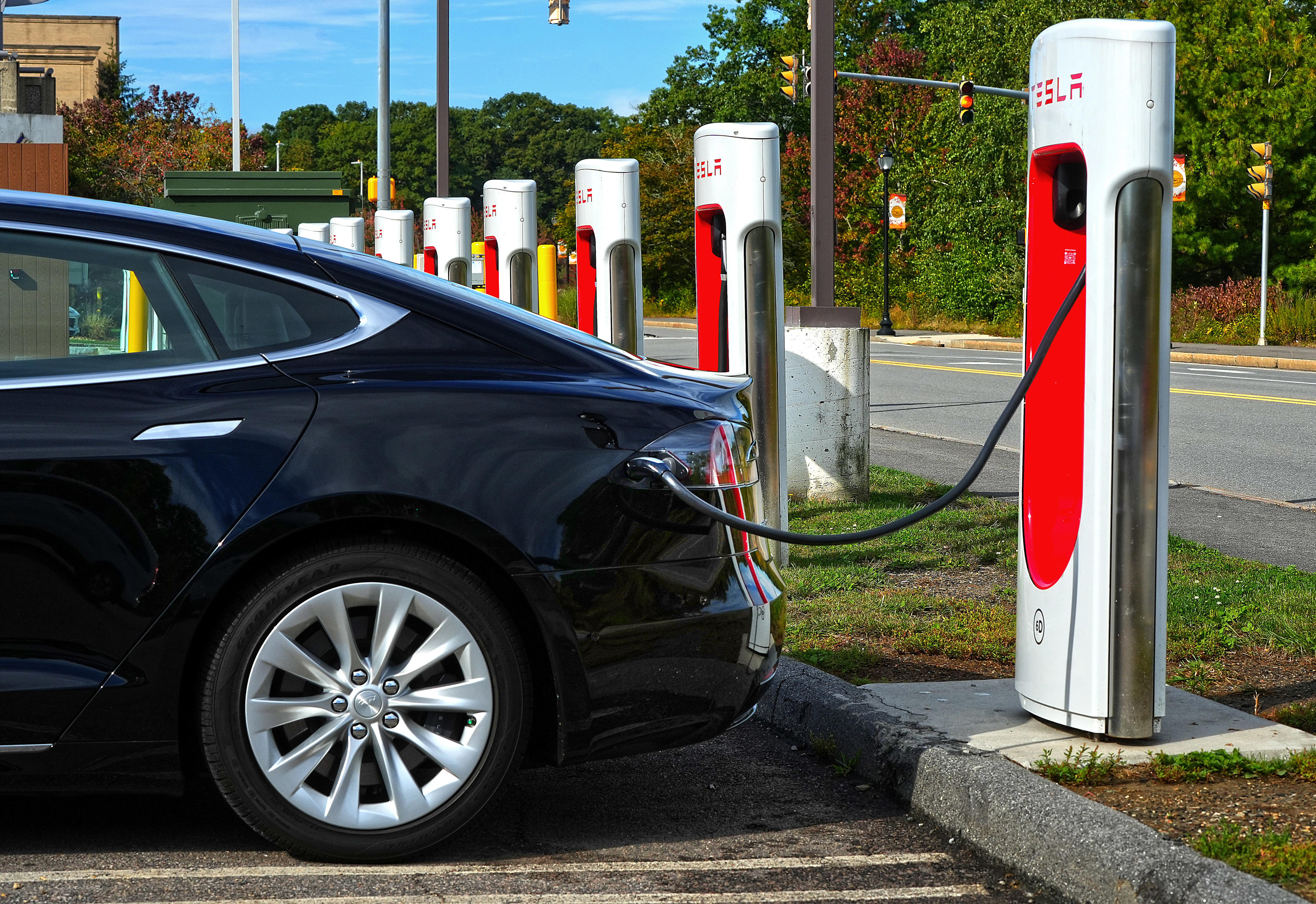 California ends solo EV access to carpool lanes. Here's what to know