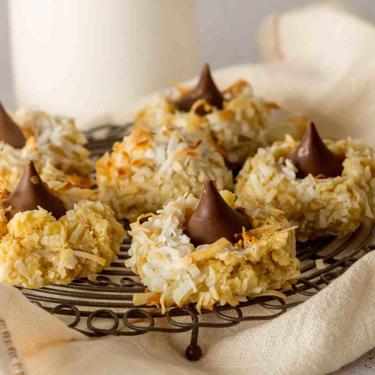 Macaroon Cookies with Kisses