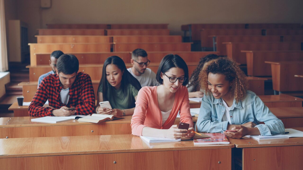 Many US states are rethinking how students use cellphones, but digital ...