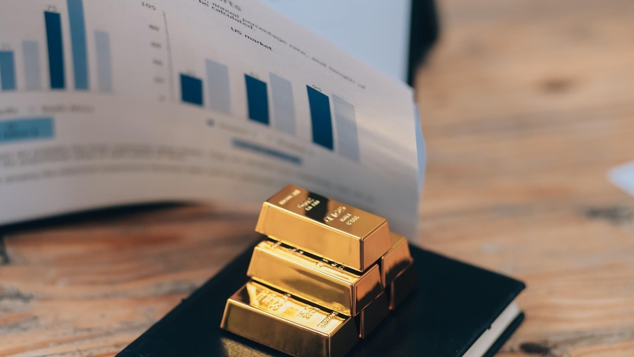 Gold reaches a new record high as uncertainty grows