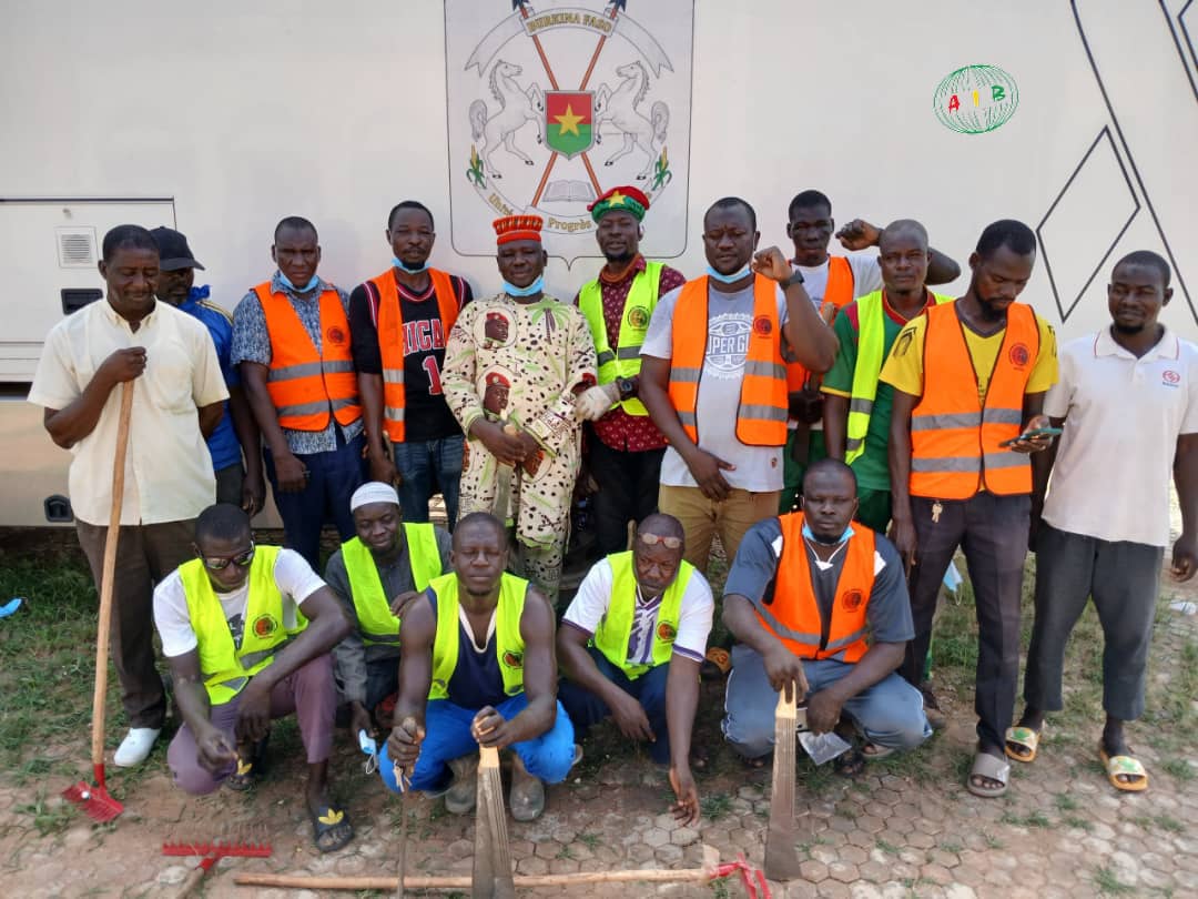 Ziniaré : des acteurs de la veille citoyenne nettoient la cour du CHR