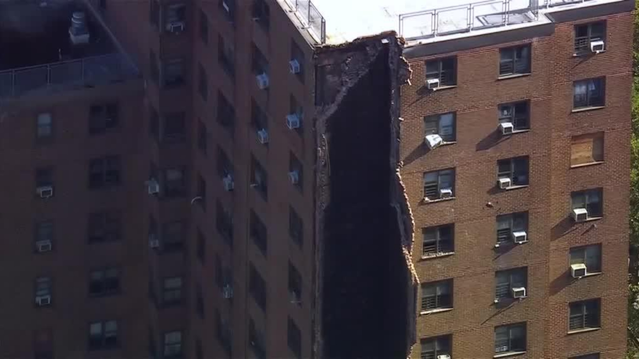 Paura a New York, esplosione provoca il crollo parziale di un edificio di 20 piani nel Bronx