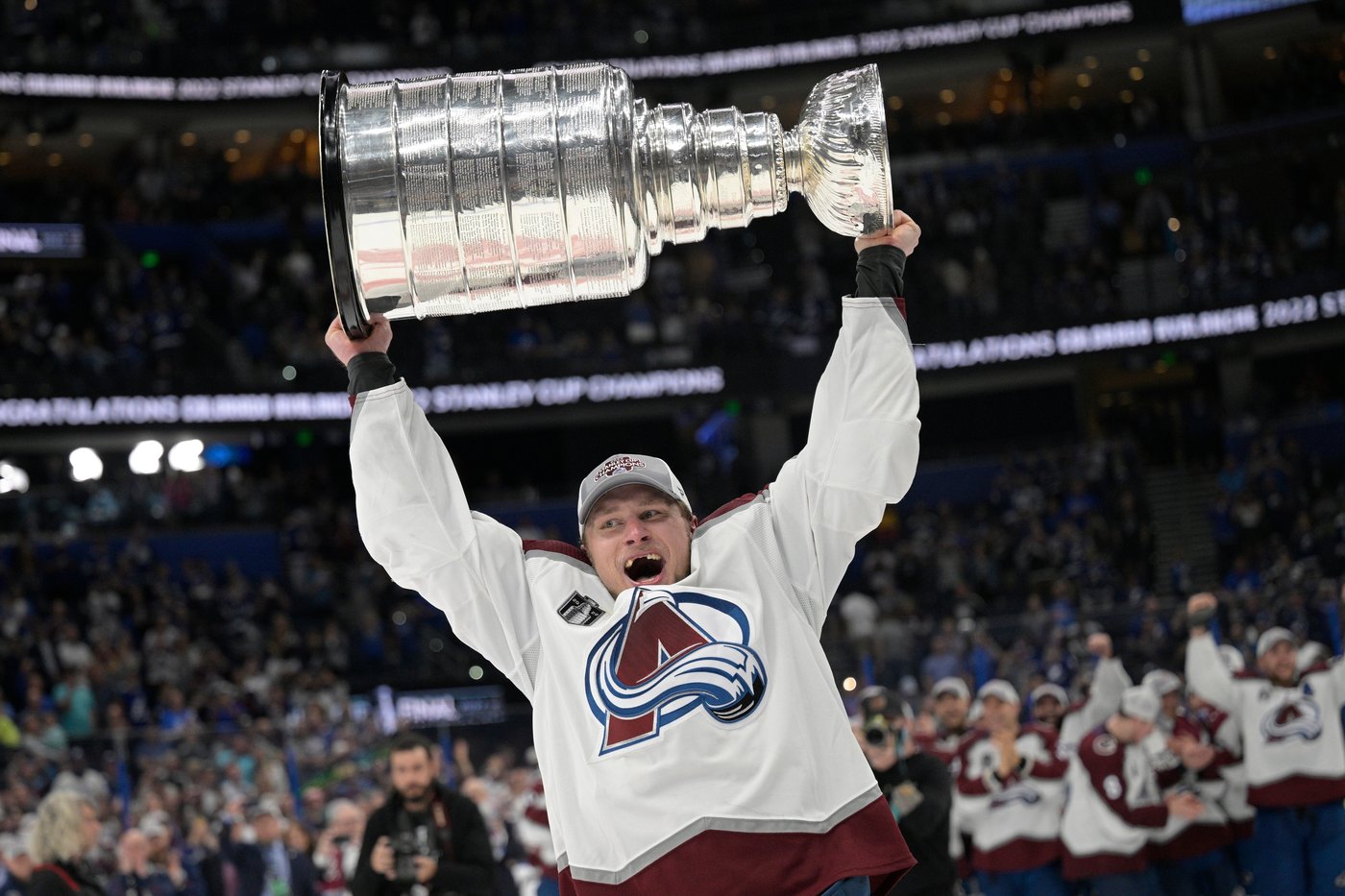 Le défenseur Erik Johnson annonce sa retraite après 17 saisons dans la LNH