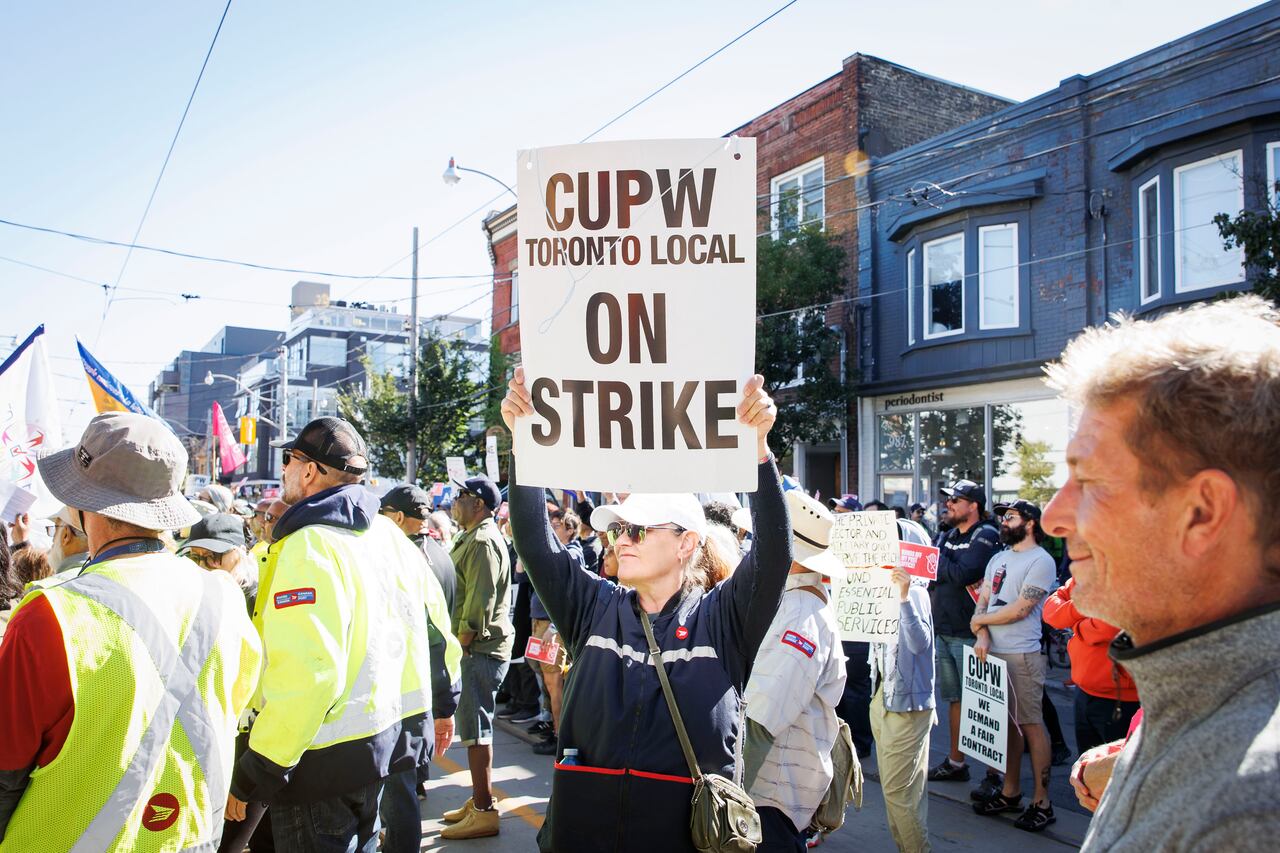 Striking Toronto postal workers protest proposed Canada Post changes